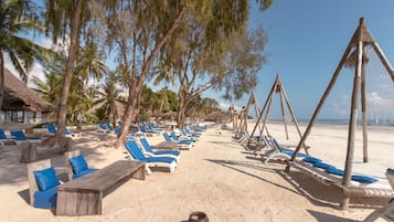 Uma praia privada, praia de areia branca, espreguiçadeiras