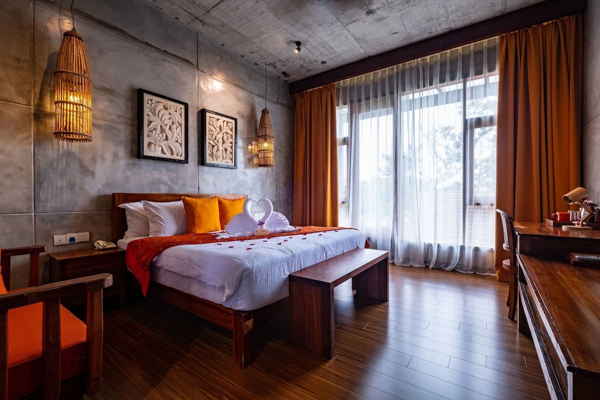 Roupas de cama premium, frigobar, cofres nos quartos, escrivaninha