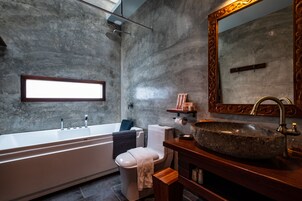 Estúdio luxo, 1 quarto, banheira, vista para a cidade | Banheiro | Chuveiro/banheira combinados, chuveiro com efeito de chuva