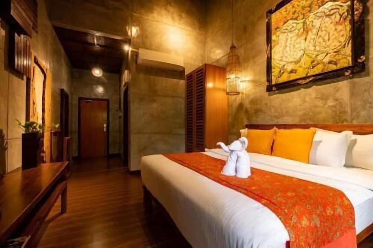 Roupas de cama premium, frigobar, cofres nos quartos, escrivaninha