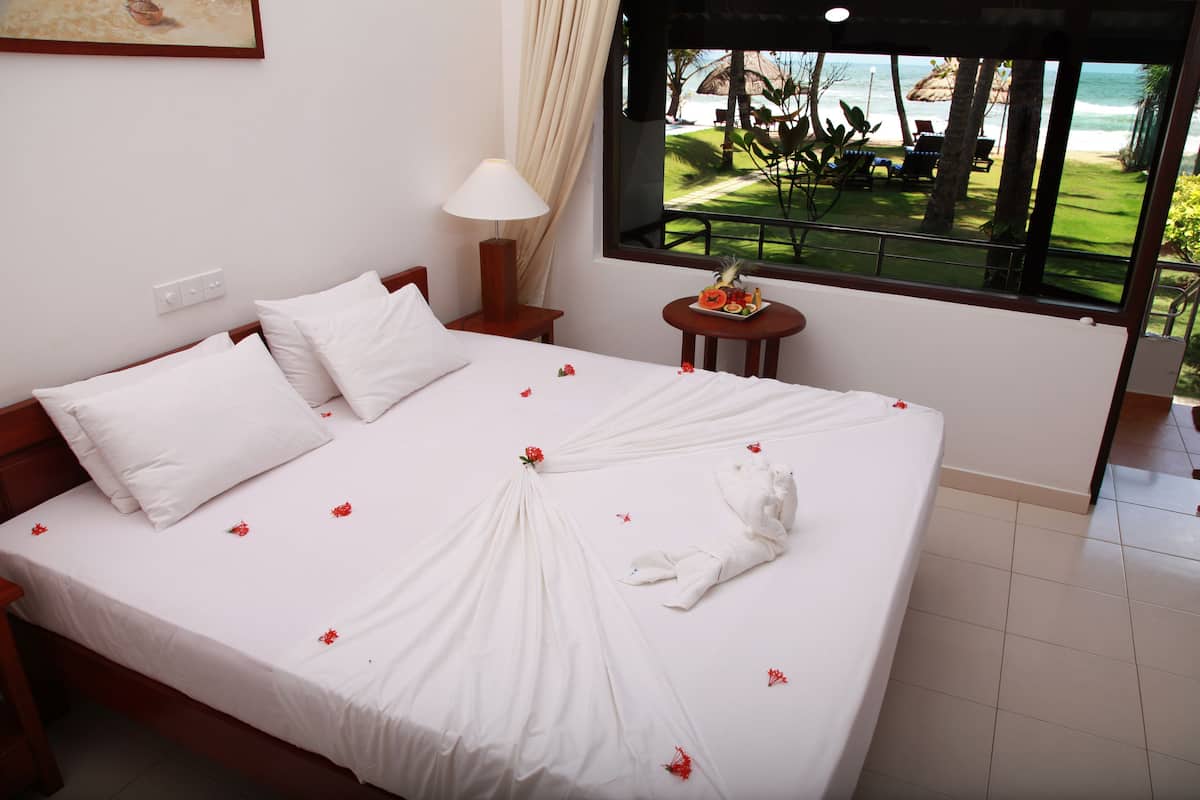 Quarto casal luxo, vista para a praia | Frigobar, cofres nos quartos, escrivaninha
