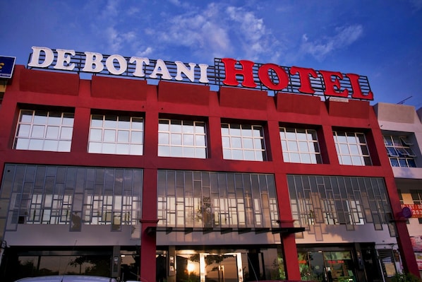 Exterior do Hotel Debotan, com uma placa visível exibindo seu nome.