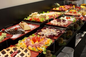 Pequeno-almoço tipo buffet diário mediante uma taxa 