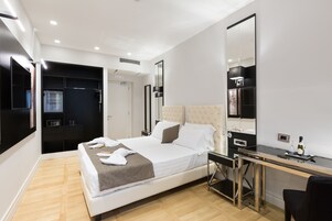 Roupa de alta qualidade, minibar, cofre no quarto, secretária 
