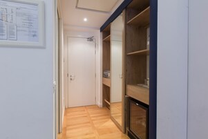 Roupa de alta qualidade, minibar, cofre no quarto, secretária 