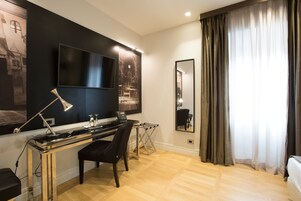 Quarto Duplo Deluxe | Roupa de alta qualidade, minibar, cofre no quarto, secretária 