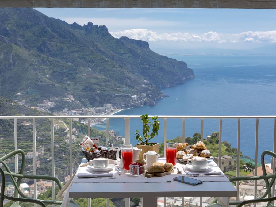 Café da manhã com buffet grátis todos os dias