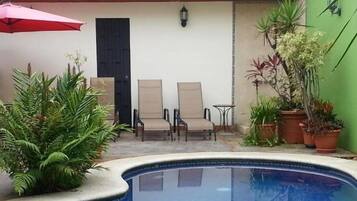 Piscina exterior, espreguiçadeiras