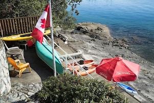 Na praia, passeios de caiaque