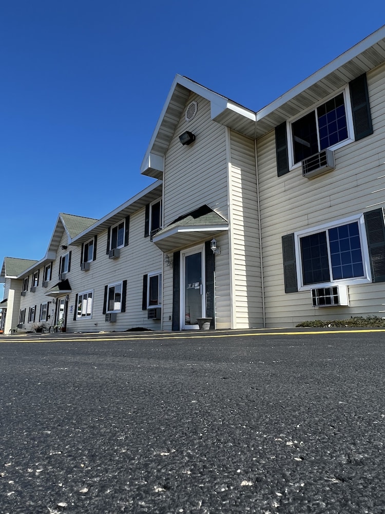 Lincoln Host Motor Inn - Escanaba, MI
