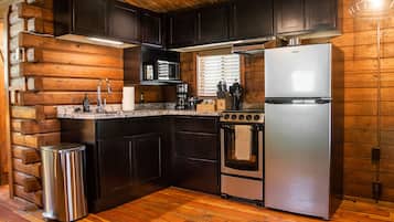 Cabana de Madeira Básica, 1 cama queen-size, não fumadores | Cozinha privada | Congelador, Rolo de cozinha