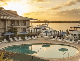 Piscina exterior, espreguiçadeiras 