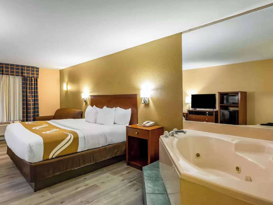 Suite, 1 cama king-size, não fumadores (Upgrade) | Roupa de alta qualidade, camas de colchão pillowtop, secretária