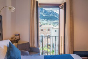 Quarto Duplo, vista para a montanha | Cofre no quarto, secretária, cortinas/cortinados opacos 