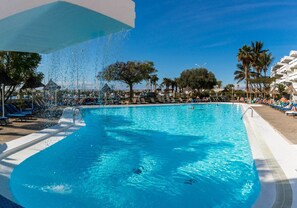 Piscina exterior, guarda-sóis, espreguiçadeiras 