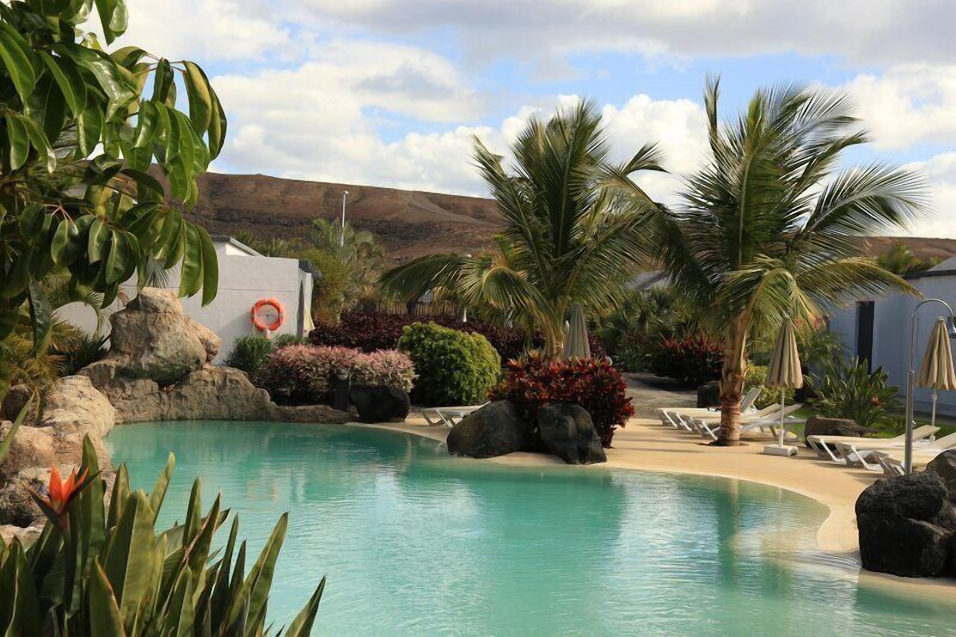 Piscina exterior, espreguiçadeiras 