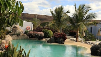 Piscina exterior, espreguiçadeiras