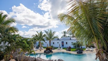 Piscina exterior, espreguiçadeiras