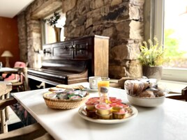 Pequeno-almoço completo diário incluído