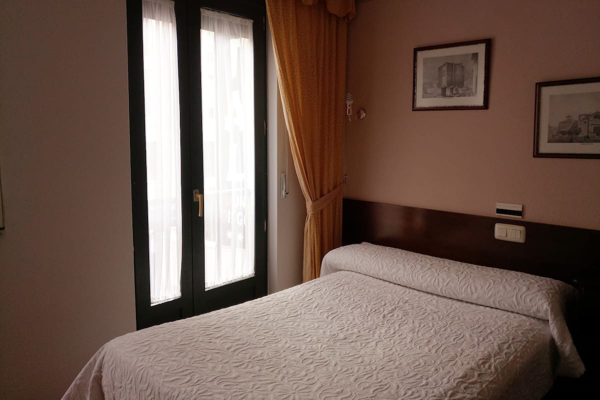 Quarto Individual | Cortinas/cortinados opacos, camas desdobráveis, Wi-fi grátis