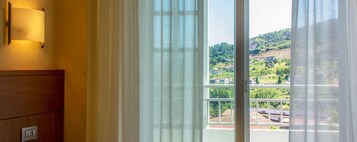 Quarto casal ou duplo | Escrivaninha, berços grátis, Wi-Fi de cortesia