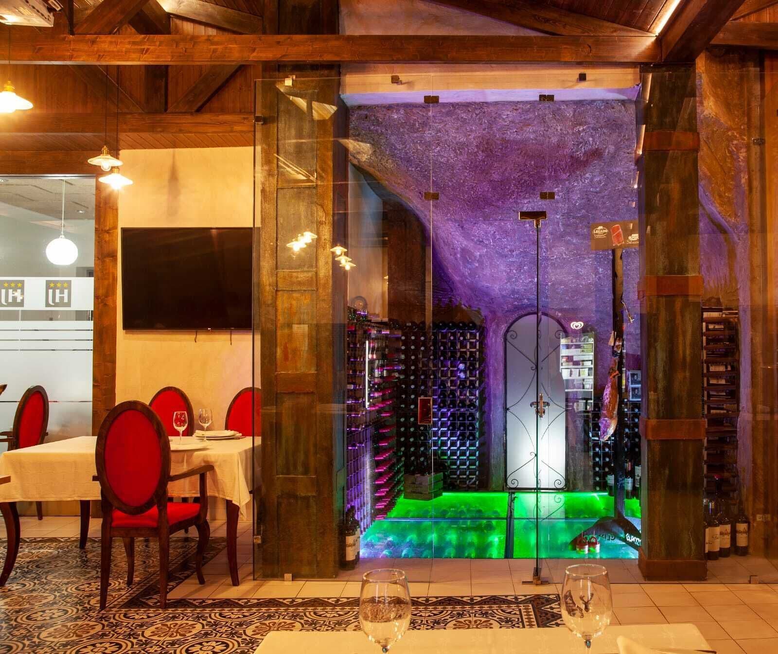 2 restaurantes, pequenos-almoços servidos, cozinha local 