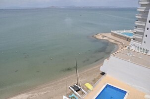 Um cruzeiro com área de piscina e vista para o mar.
