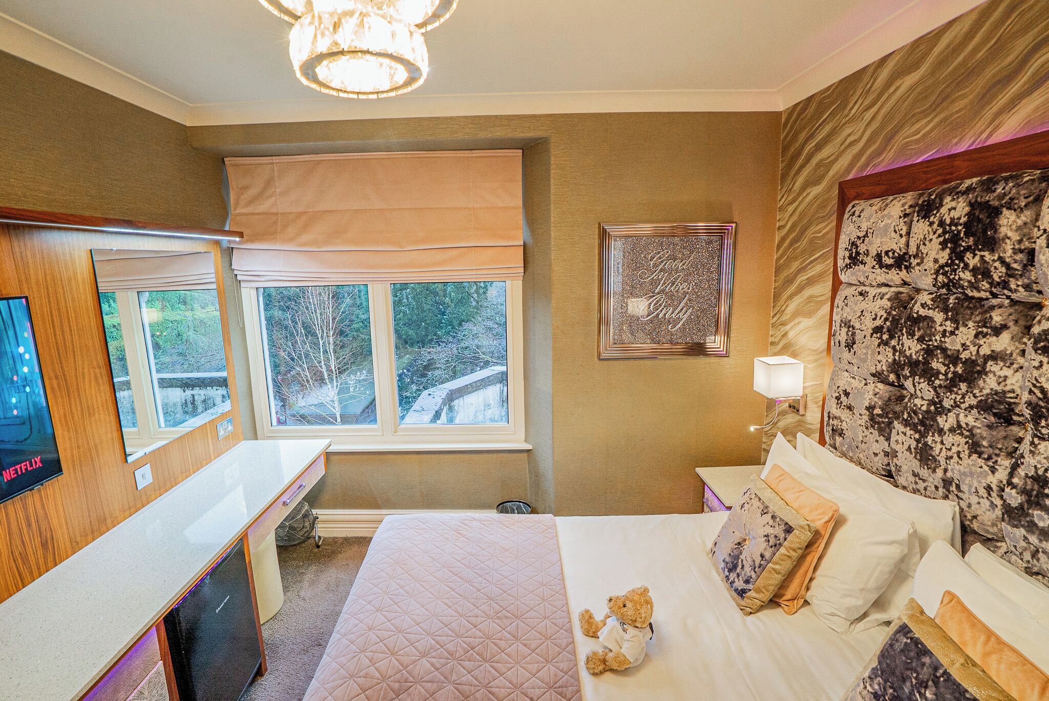 Quarto Superior | Roupa de alta qualidade, com decoração personalizada 