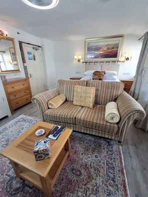 Apartamento, 1 cama king-size, kitchenette | Sala de estar | Smart TV de 33 polegadas com canais digitais 