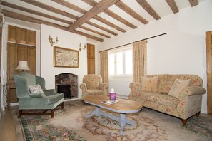 Casa Superior, 2 quartos, cozinha, no edifício anexo | Sala | Smart TV de 33 polegadas com canais digitais 