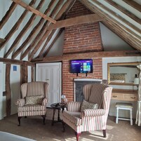 Casa Superior, 2 quartos, cozinha, no edifício anexo | Sala de estar | Smart TV de 33 polegadas com canais digitais 