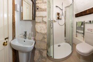 Quarto casal luxo, 1 cama King | Banheiro | Chuveiro, produtos de toalete grátis, secador de cabelo, chinelos