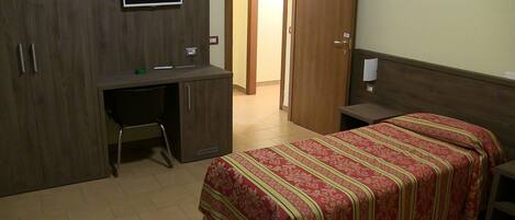 Quarto Twin Standard, 2 camas individuais | Edredões de penas, minibar, cofre no quarto, secretária