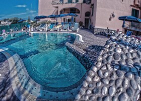 Piscina interior, piscina exterior, da(s) 8:00 à(s) 19:30, guarda-sóis 