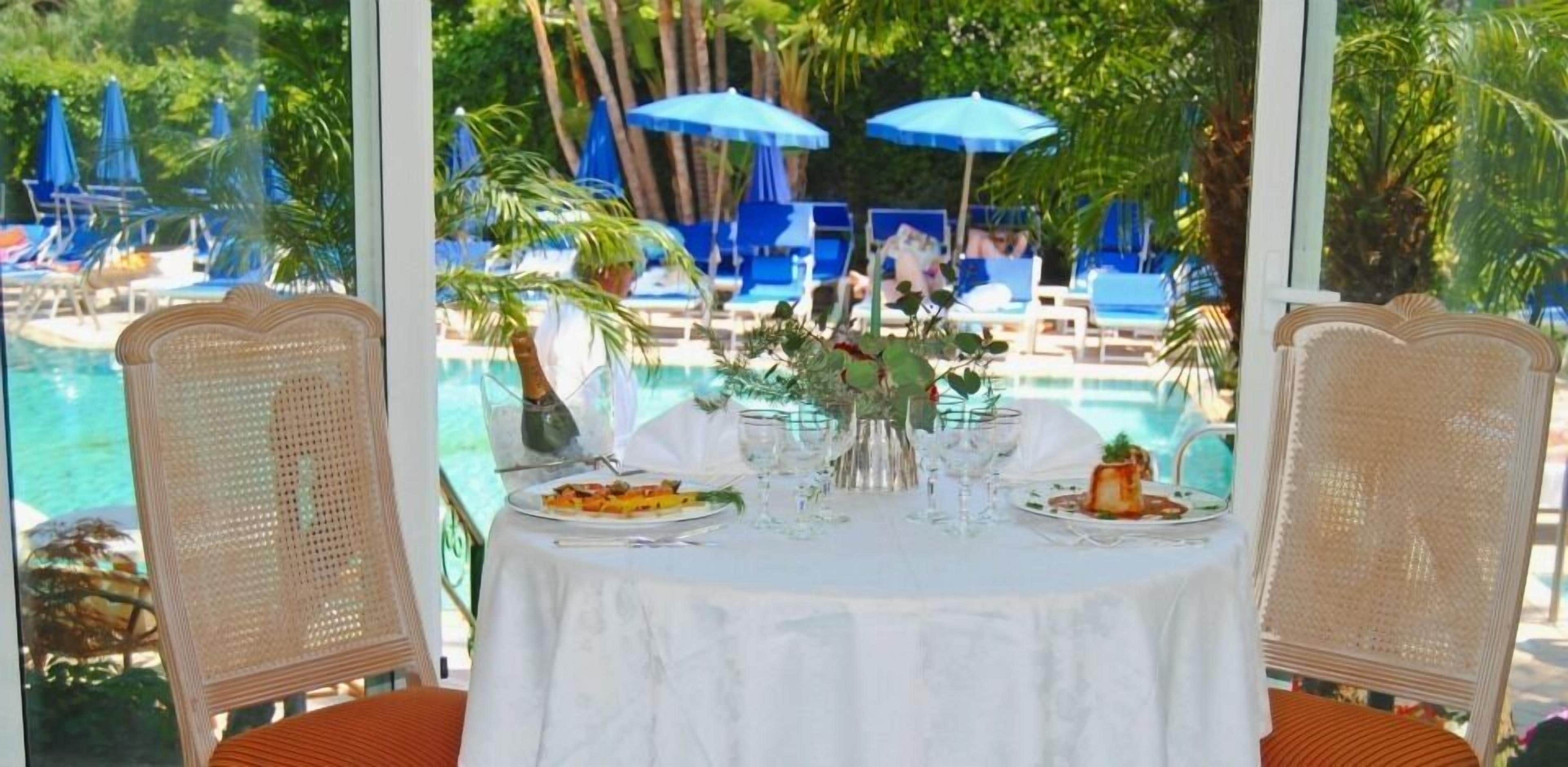 2 restaurantes: servem almoços e jantares