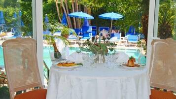 2 restaurantes: servem almoços e jantares