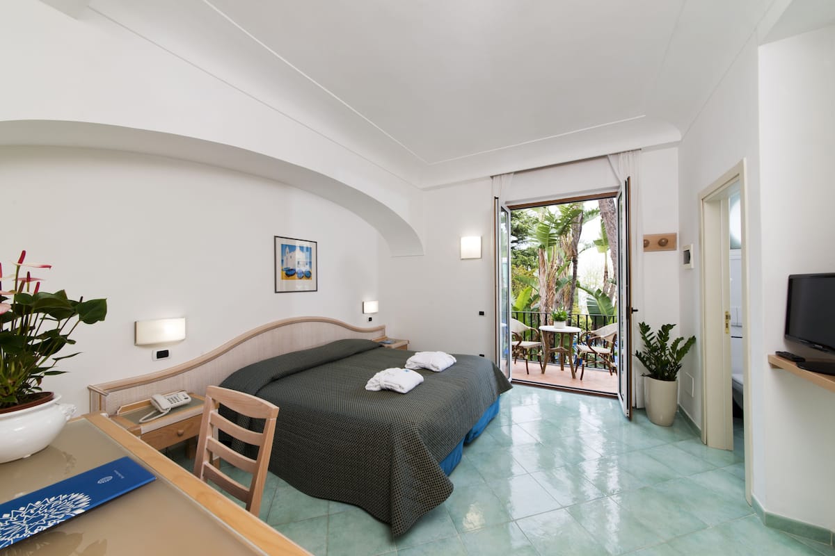 Minibar, cofre no quarto, secretária, berços/camas para crianças 