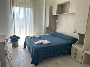 Quarto Duplo, varanda | Roupa de alta qualidade, cofre no quarto, secretária, Wi-fi grátis 