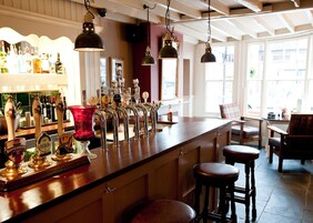 Serve pequenos-almoços, almoços e jantares 