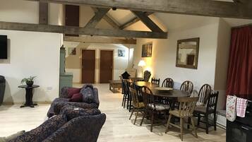 Quarto de Luxo, 2 quartos, casa de banho privativa | Secretária, ferro/tábua de engomar, Wi-fi grátis