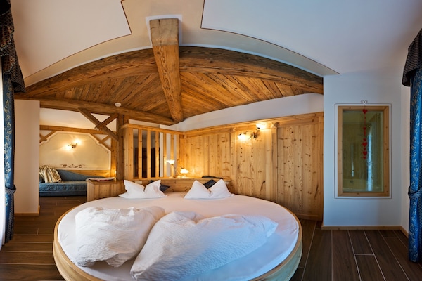 Minibar, cofre no quarto, secretária