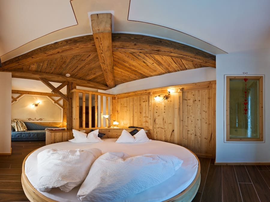 Frigobar, cofres nos quartos, escrivaninha