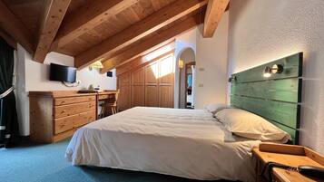 Suíte estúdio júnior, vista para a montanha | Cofres nos quartos, escrivaninha, espaço de trabalho para notebook