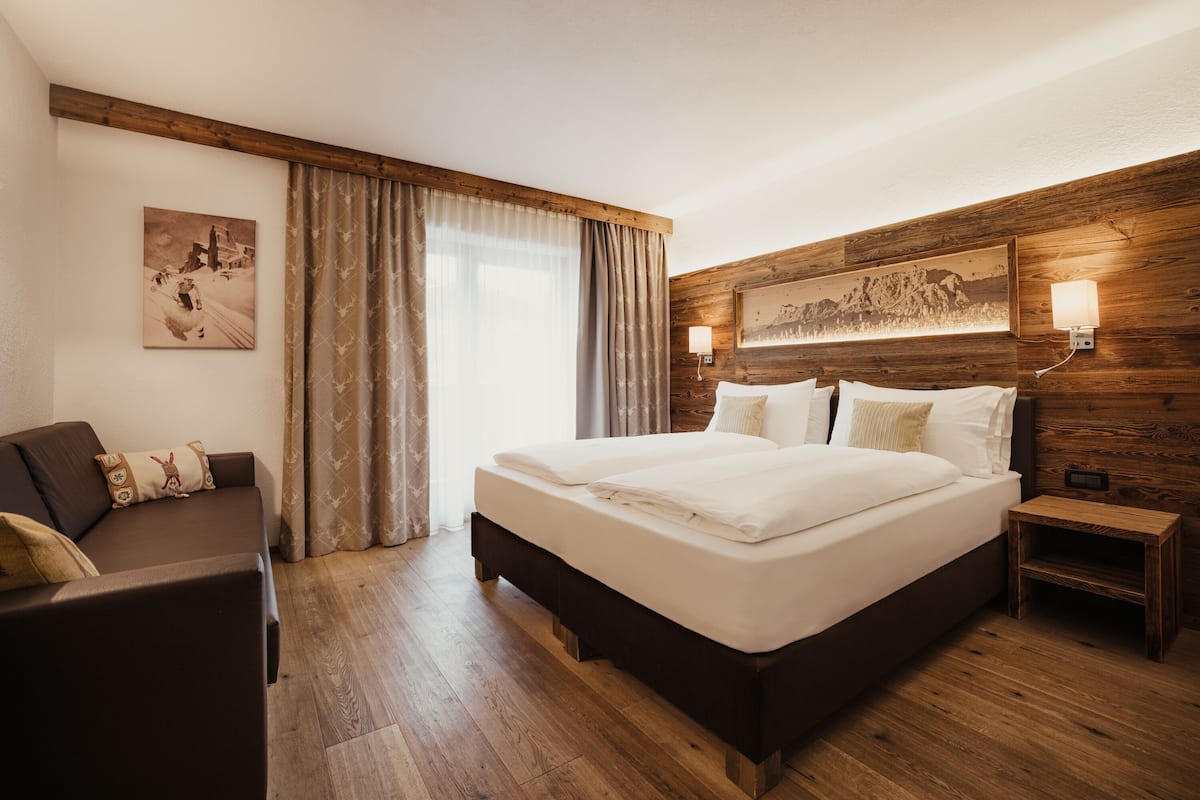 Quarto casal luxo (Comfort) | Roupas de cama premium, edredons de pluma, frigobar, cofres nos quartos