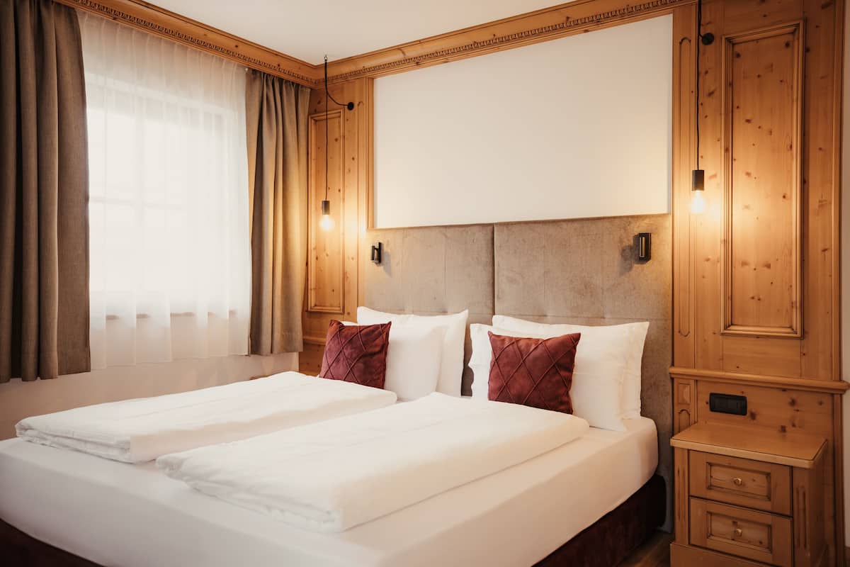 Quarto casal luxo (Standard) | Roupas de cama premium, edredons de pluma, frigobar, cofres nos quartos