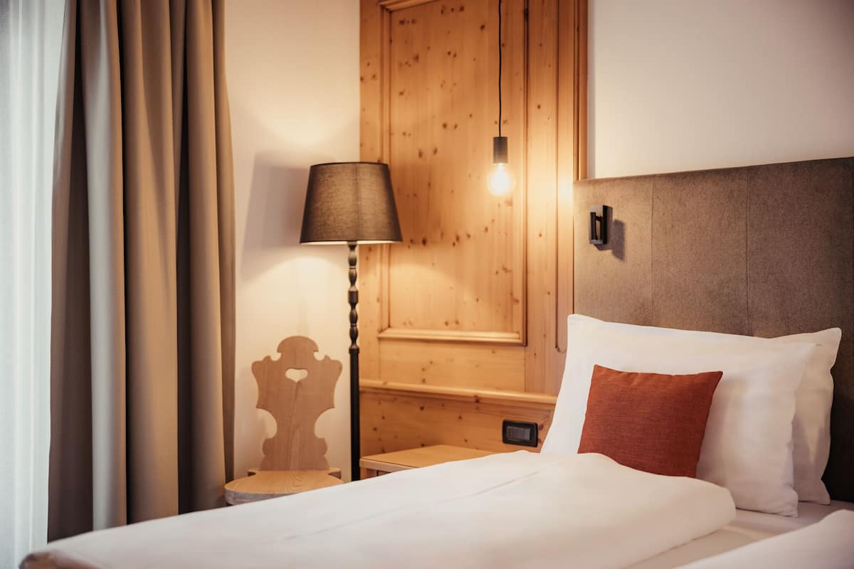 Quarto casal superior | Roupas de cama premium, edredons de pluma, frigobar, cofres nos quartos