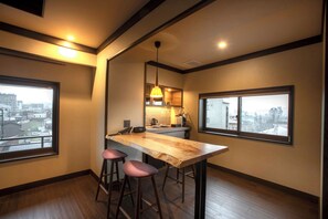 Quarto Premium | Minibar grátis, cofre no quarto, com decoração personalizada 