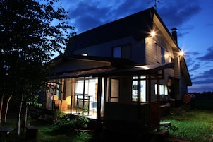 Fachada do alojamento (tarde/noite)