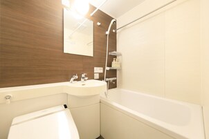 Quarto solteiro | Banheiro | Chuveiro/banheira combinados, produtos de toalete grátis