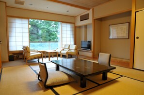 Quarto Tradicional, vista para o rio (Japanese Style with Open-Air Bath) | Cofre no quarto 